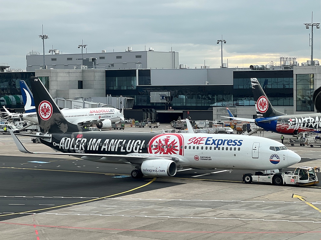 New eagle for Eintracht Frankfurt: First landing of the SGE Express ...