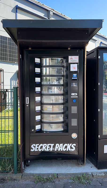 Neu in Frankfurt: Der erste "Secret Packs"- Automat ist da - Frankfurt-Tipp